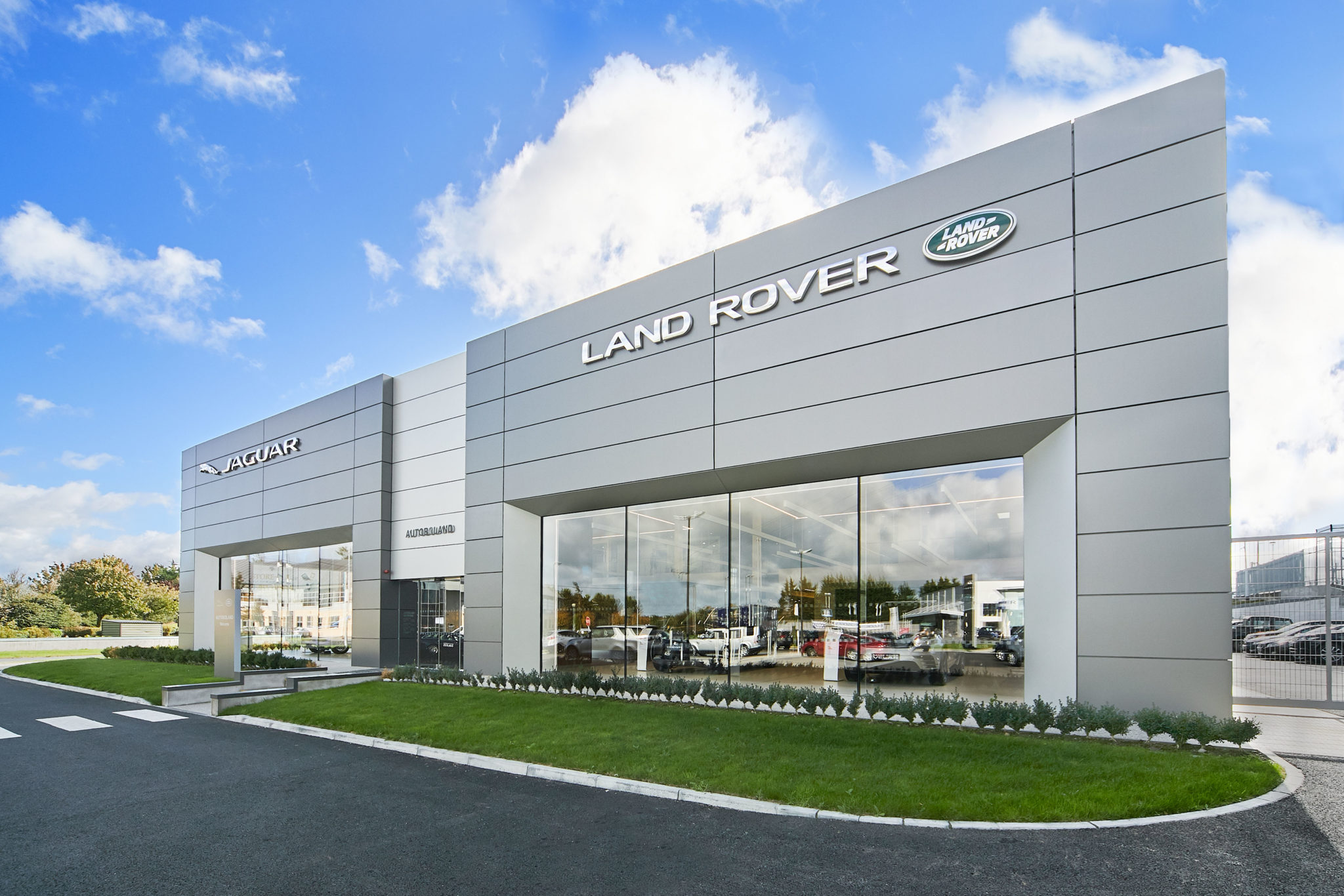 JAGUAR & LANDROVER SHOWROOM - MDP + Partners